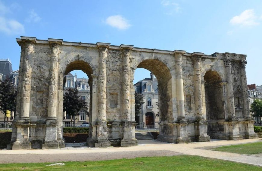 Top 12 Famous Arches in France