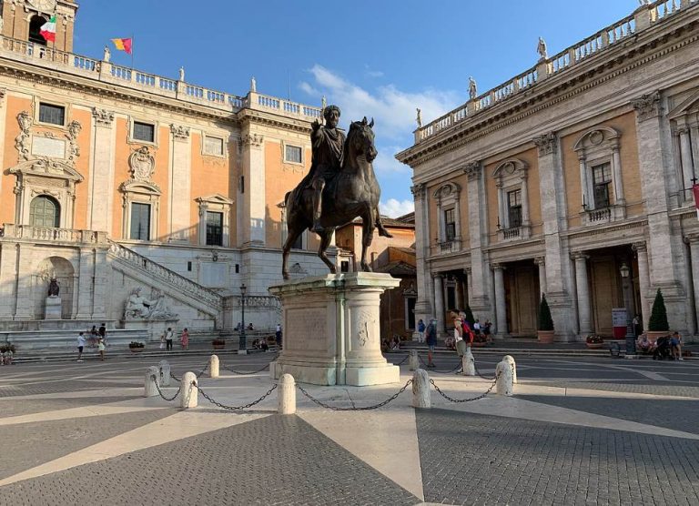 Top 21 Most Famous Squares In The World