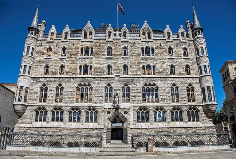 Top 10 Famous Buildings Designed by Antoni Gaudí