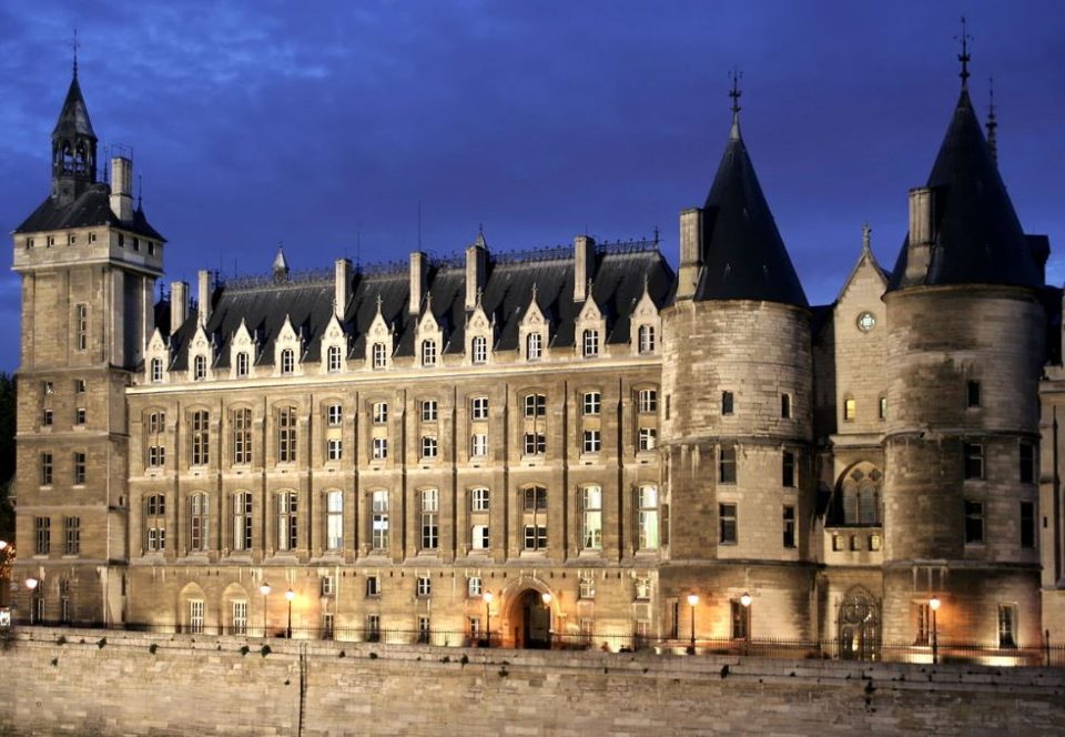 10 Examples of Gothic Buildings (Excluding Cathedrals)