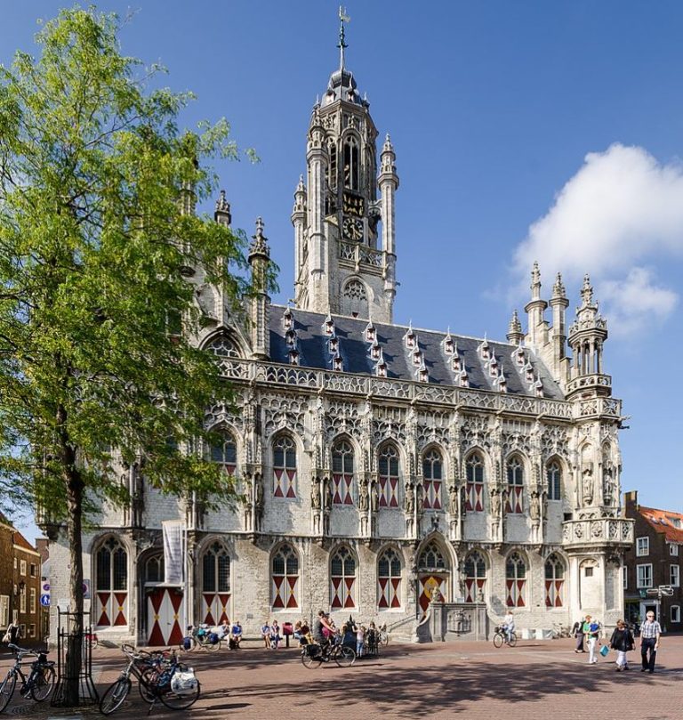 10 Examples of Gothic Buildings (Excluding Cathedrals)