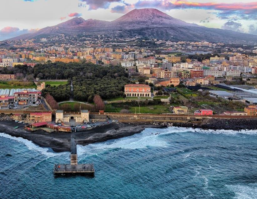 Top 10 Famous Buildings in Naples (Italy)